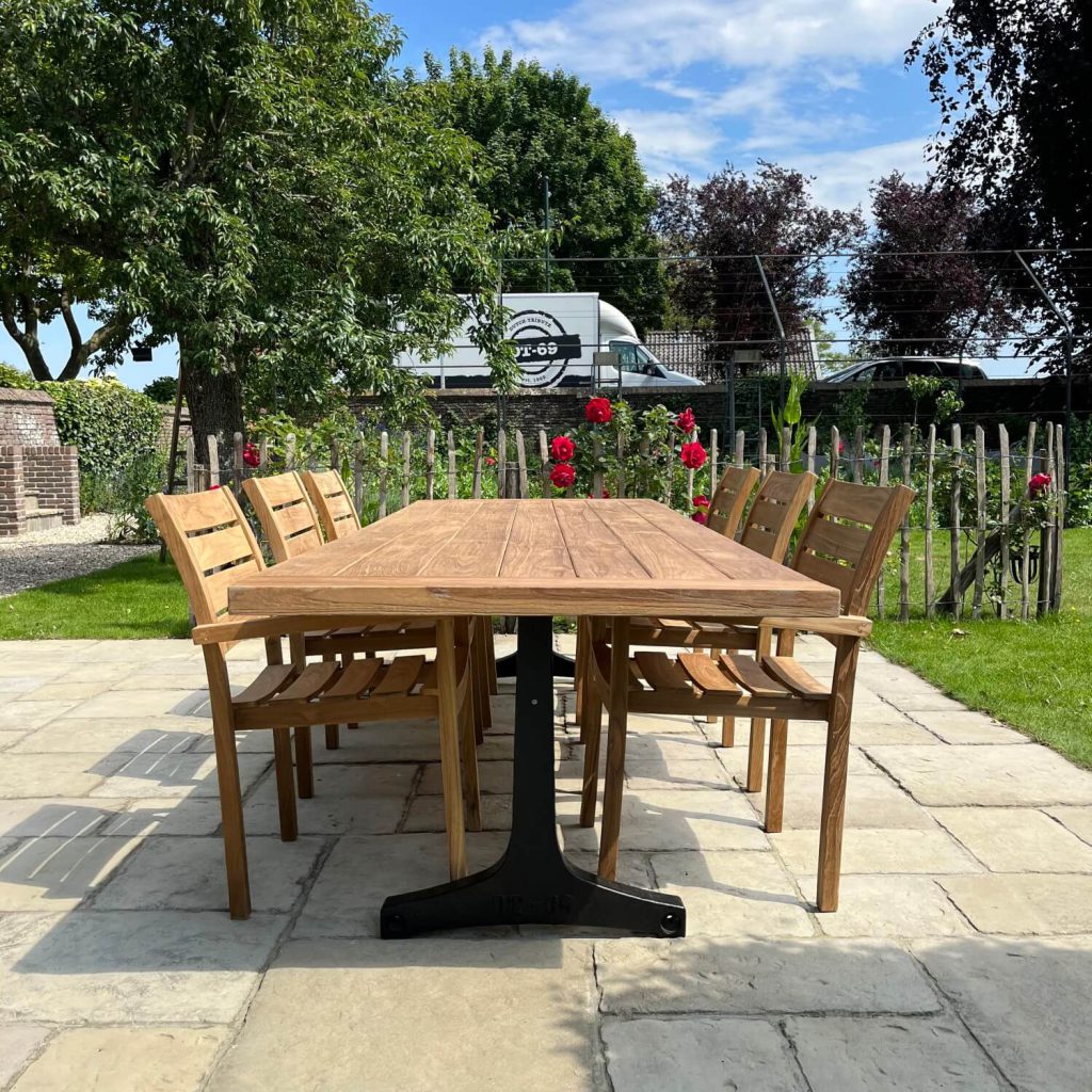 Gartentisch Holz handgefertigt und von hoher Qualität